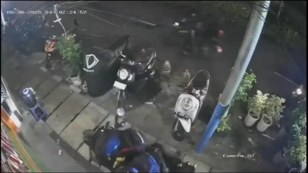 Oknum Brimob yang Aniaya Warga di Warteg Senen Siapa? Sosoknya Viral ...