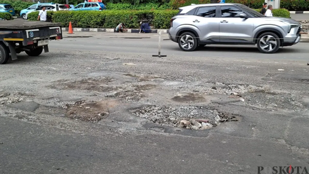 Ruas Jalan Depan Mal Taman Anggrek Rusak, Bina Marga Sebut Kewenangan ...