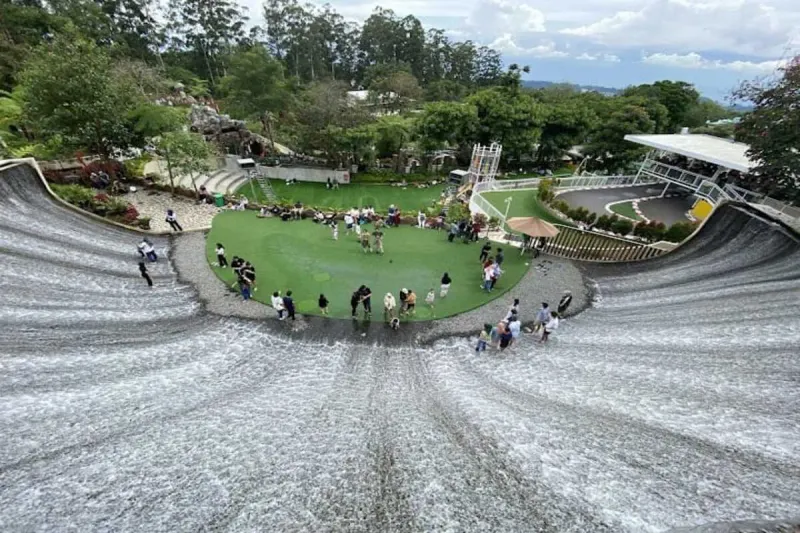 Path of Water Dusun Bambu, Keajaiban Air Terjun Buatan yang ...