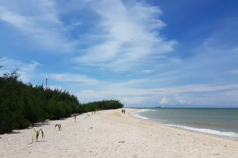 Liburan Anti-Mainstream? Intip 5 Pantai Tersembunyi di Tuban Berikut ...